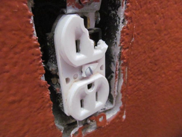 Why Should I Replace My Old Outlet With a GFCI? | HomElectrical.com